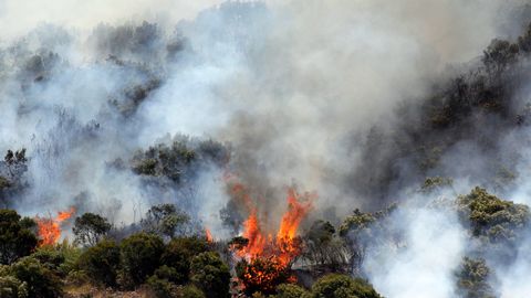 Rodrigues via Mauritius: Feuer auf La Réunion...Fires on Reunion Island