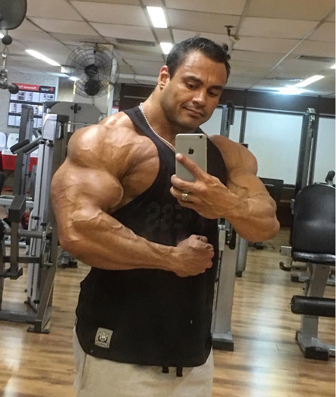 Muscle Lover: Brazilian muscle giant James Bondi