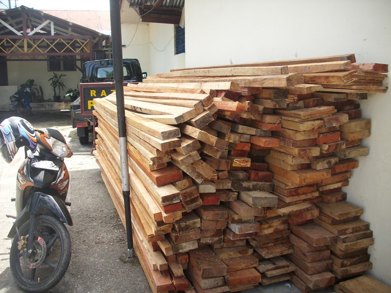 SEPUTAR INFORMASI RAKYAT ( S I R A ): 3 Ton Kayu Olahan Diamankan