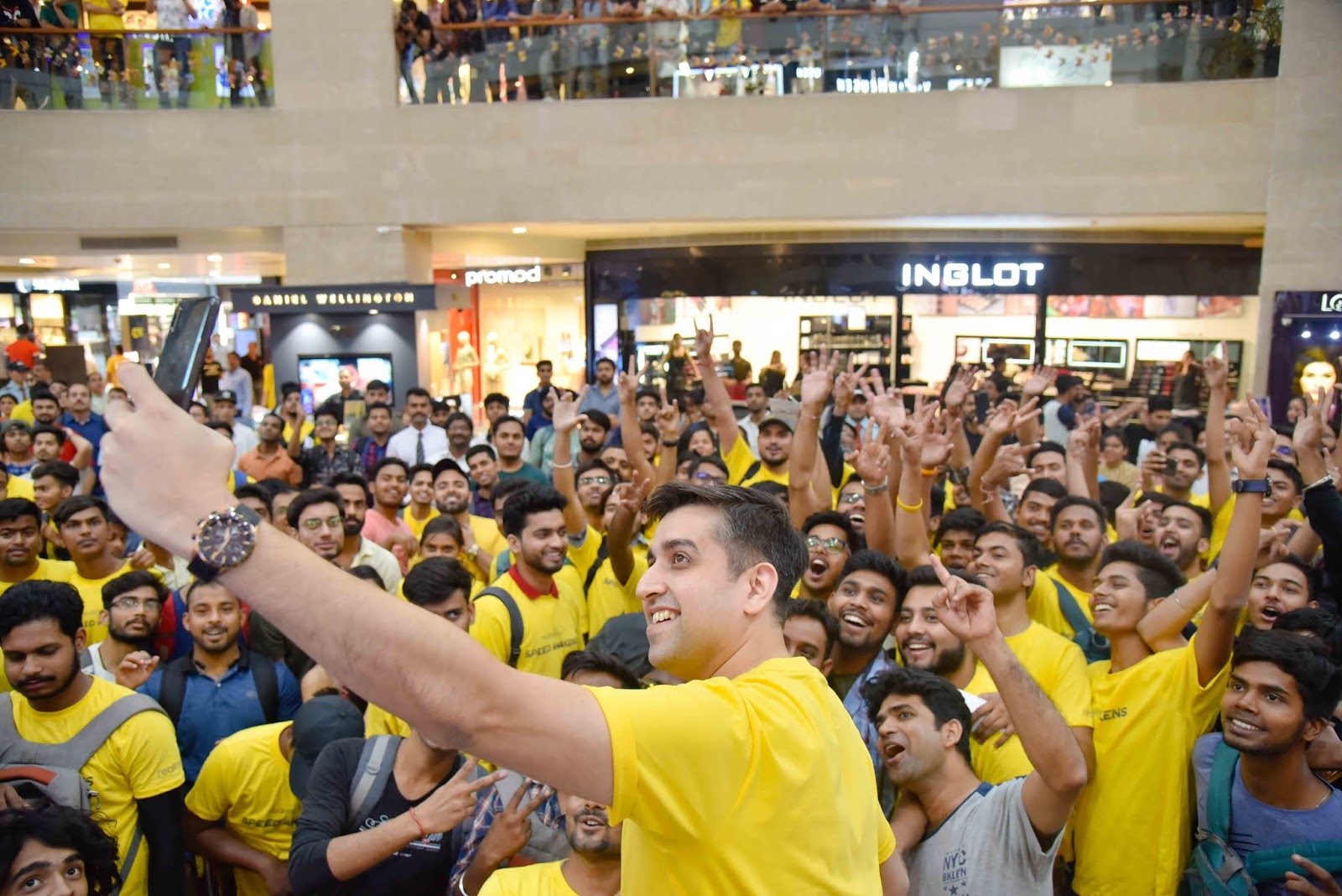 Realme opens its first offline exclusive kiosk with over 1 thousand ...