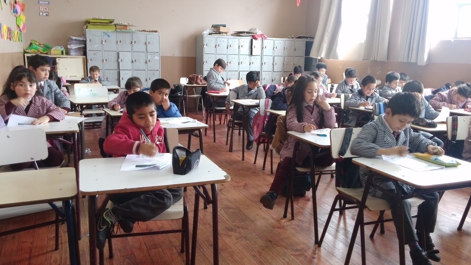 Relación entre compañeros dentro de la sala de clases.