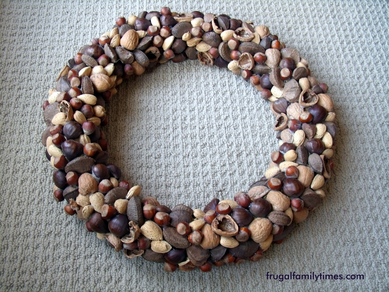 How To Make A Classic, Natural & Easy Nut Wreath For The Holidays ...