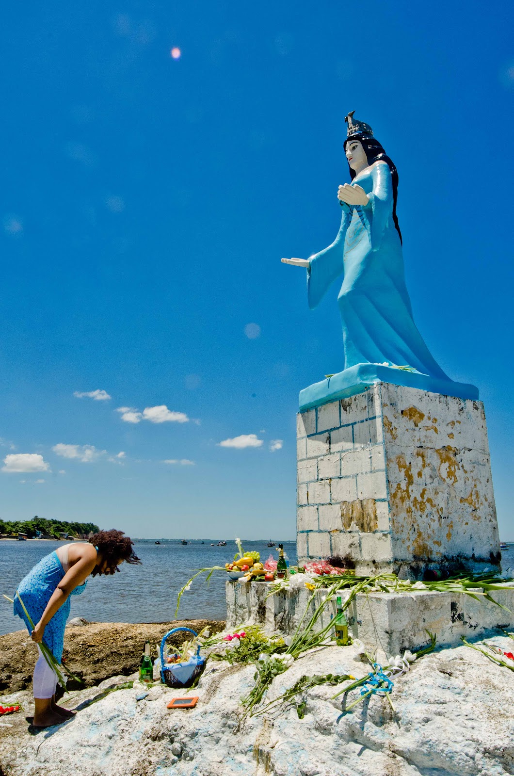 Espaço Cultural A Era do Rádio: Fiéis aprovam 'nova" imagem de Iemanjá