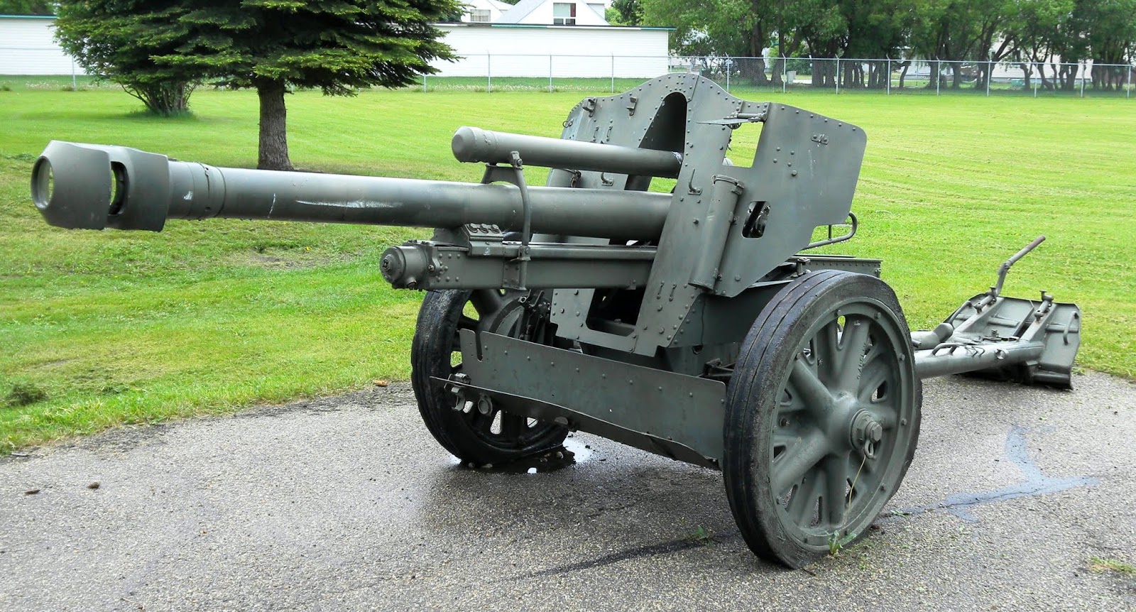 China Defense Blog: Non-Chinese photos of the day: 10.5 cm leFH 18 of ...