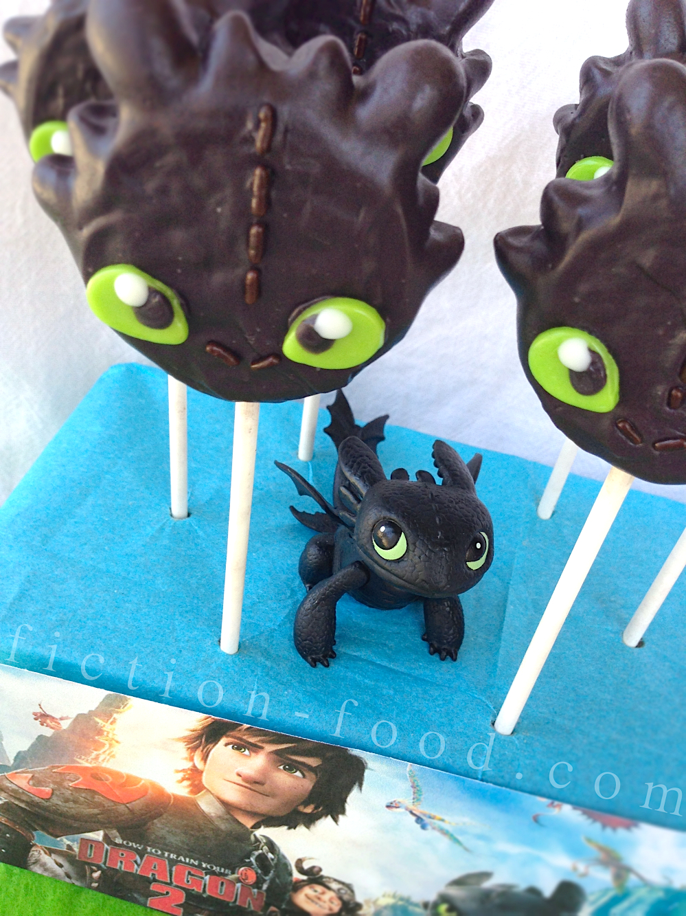 Fiction-Food Café: Toothless Cookie Pops | How to Train Your Dragon