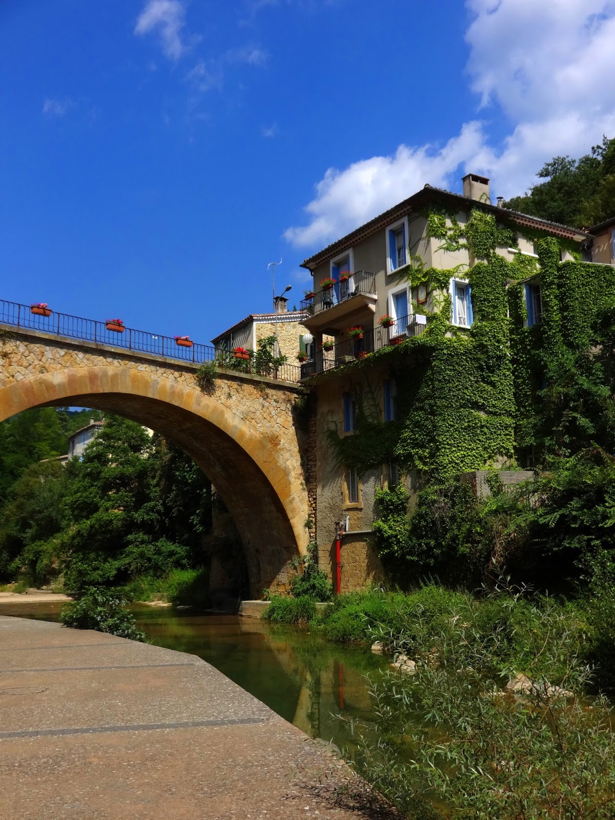 Shake your bones: Visitando los alrededores de Arques…