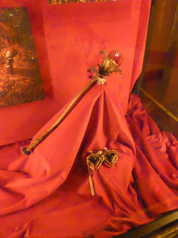 Hollywood Movie Costumes and Props: Mia Wasikowska's Alice Through the ...