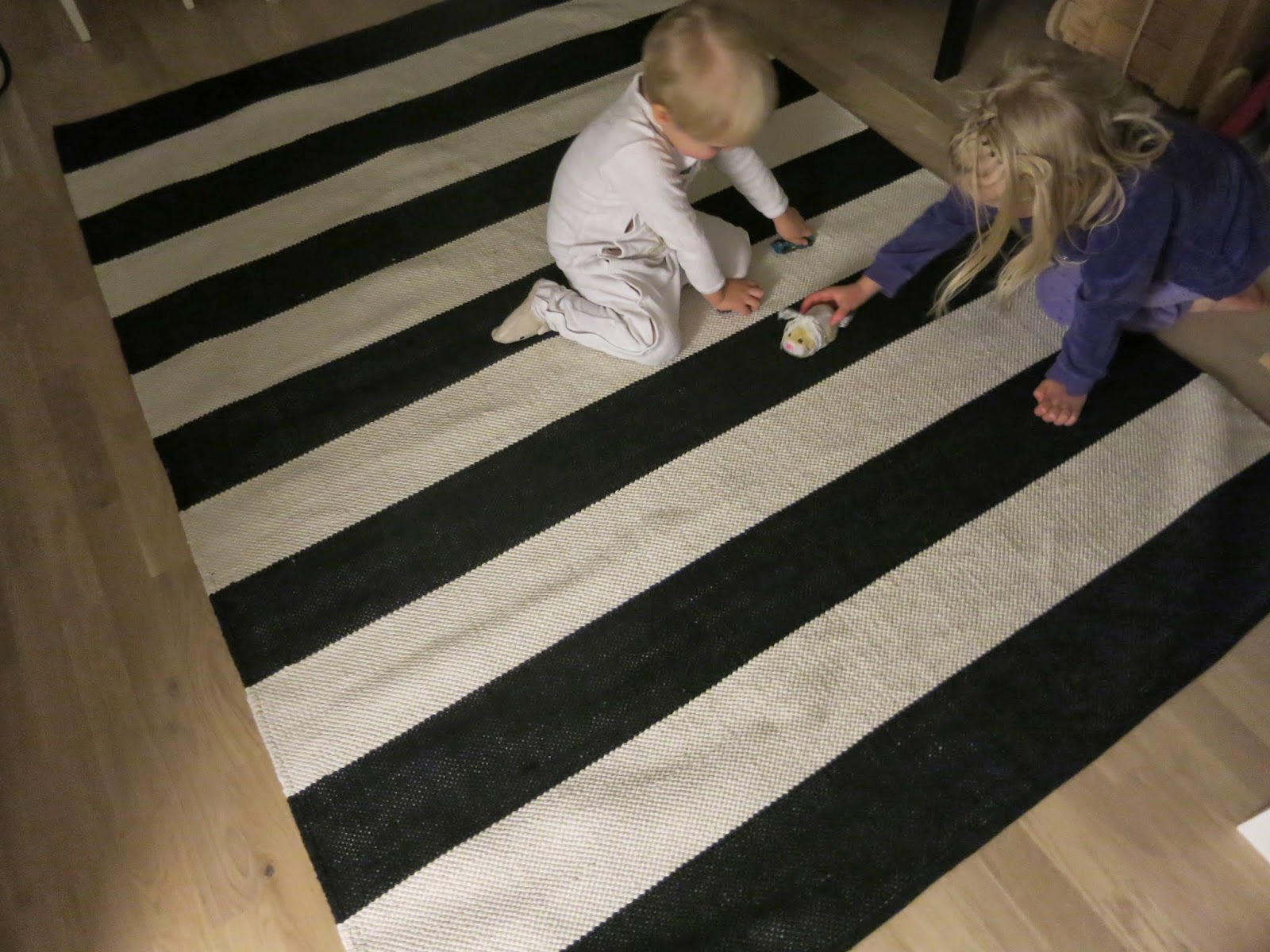 Söta drömmar: Svart-vit randig matta