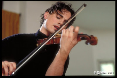 De camiseta preta: Ethan de Queer as Folk