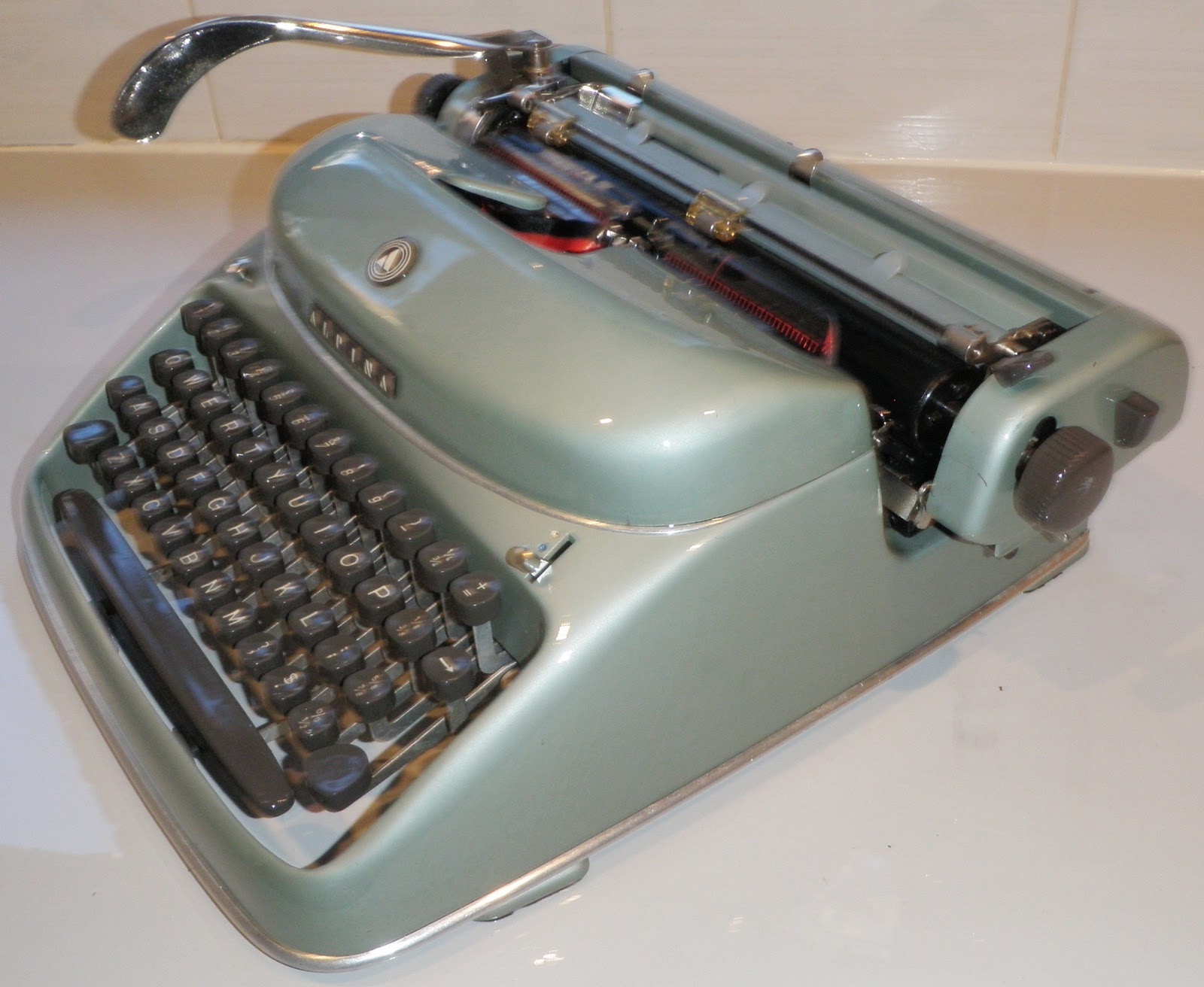 oz.Typewriter: The Alpina: Great portable typewriter now packs 500 ...