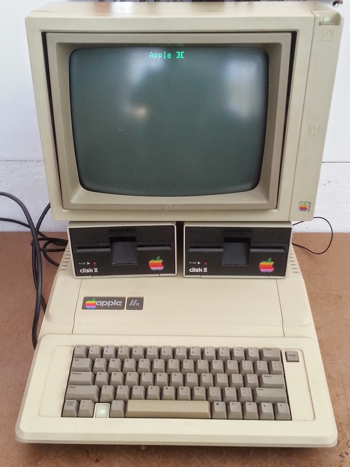 Vintage Computing: Apple IIe Desktop System