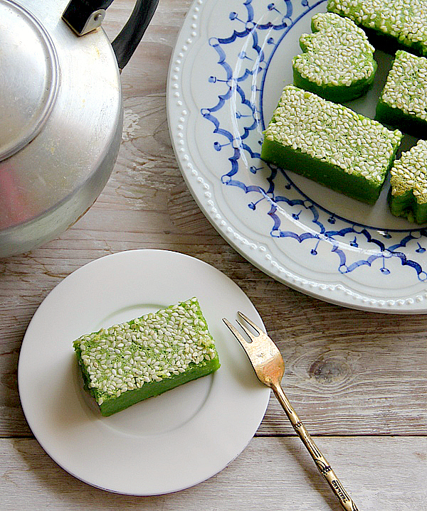 singapore shiok!: kueh bakar or kueh kemboja (baked pandan cake)