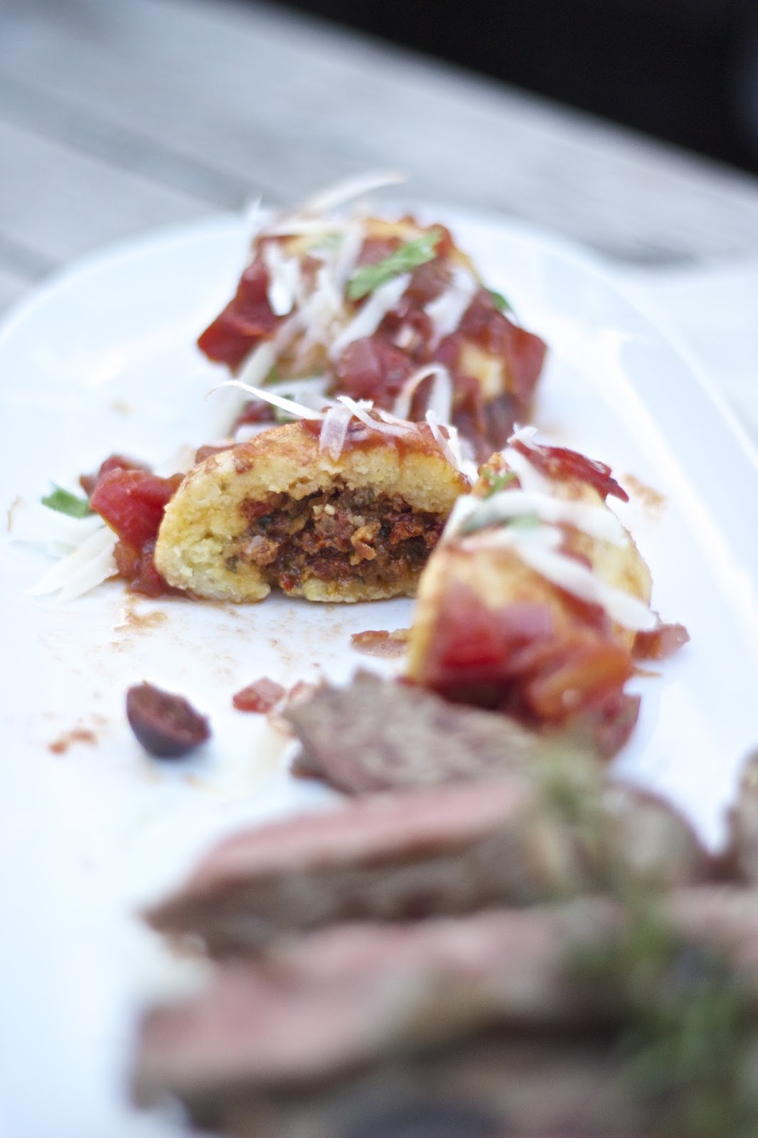 küchen.wind: Beiriedschnitte mit Polenta-Pesto-Knöderl in Tomatensauce