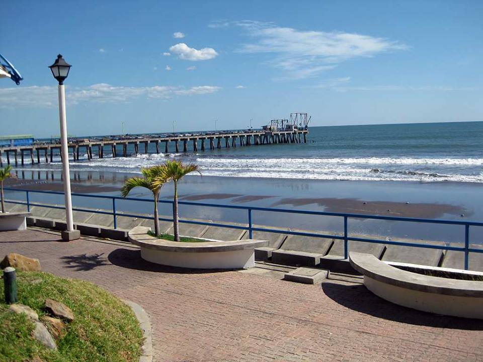 EL SALVADOR DE AYER Y HOY: MUELLE en el Puerto La Libertad, El Salvador.