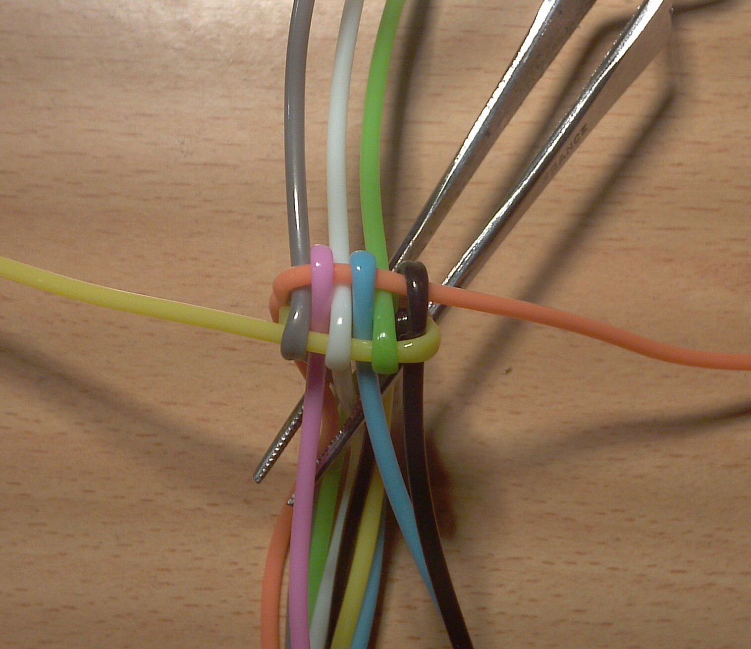 Vie-Pratique: Scoubidou 8 fils, croix sans croiser les scoubidous