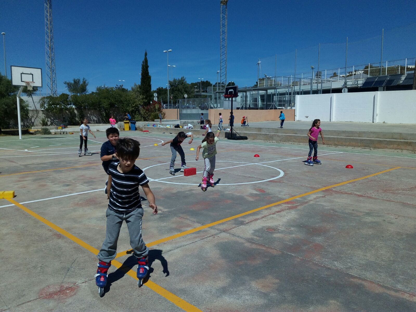 Bloc d'aula de 2n de Primària: Educació física sobre rodes