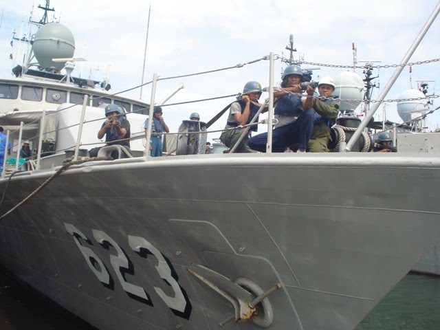 INDONESIA DEFENCE: Awak KRI Badik-623 Latihan Peran Tempur