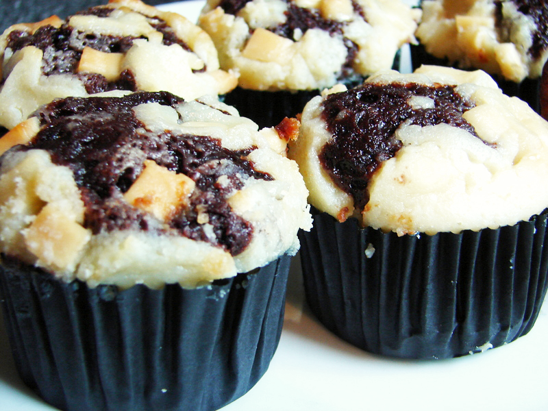 Chocolate Cheesecake Cupcakes Recipe (From Hanny's Bakery) | Pretty and ...