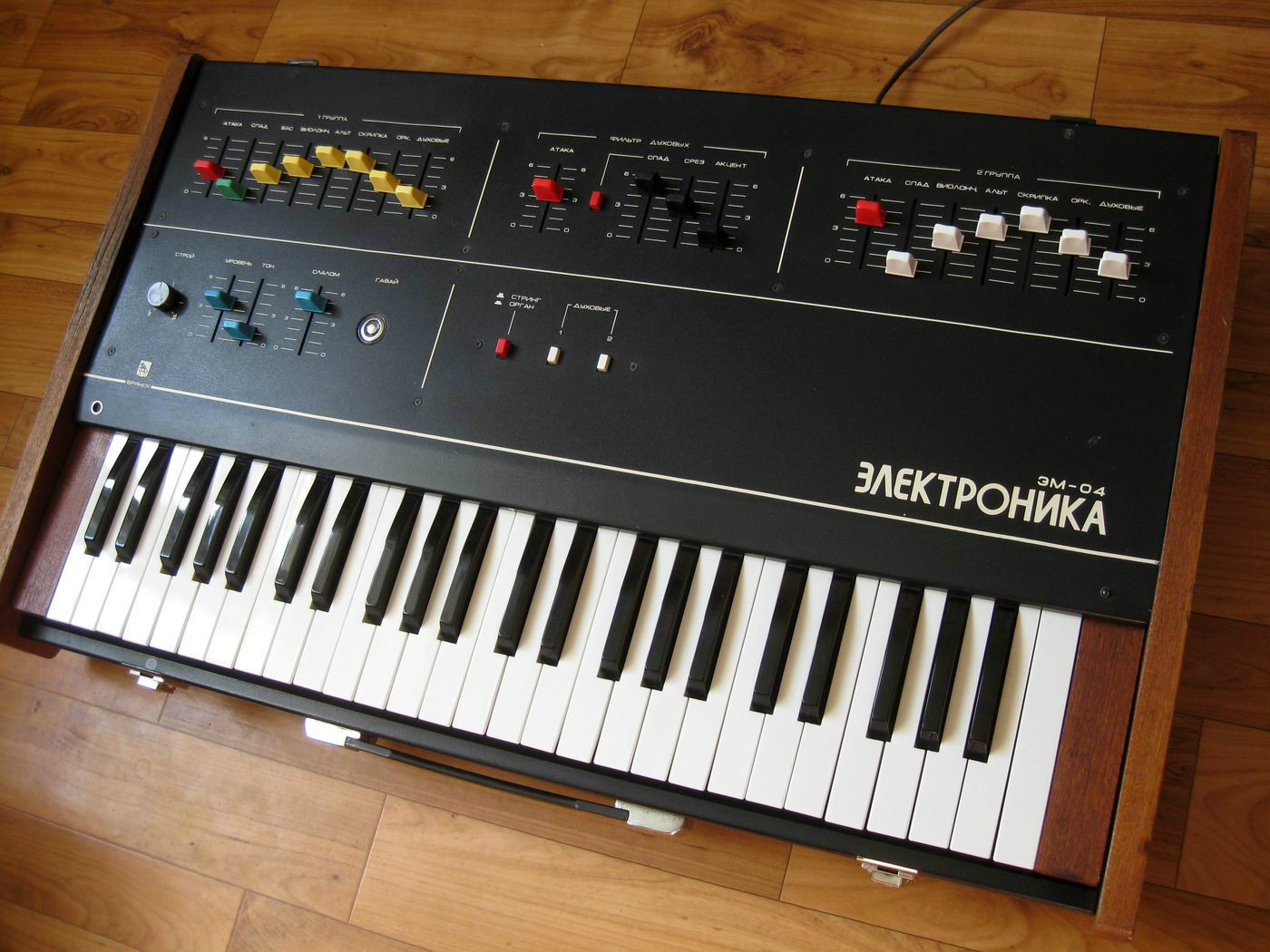 MATRIXSYNTH: ELEKTRONICA EM-04 - Soviet Synth String-Machine SN 861479