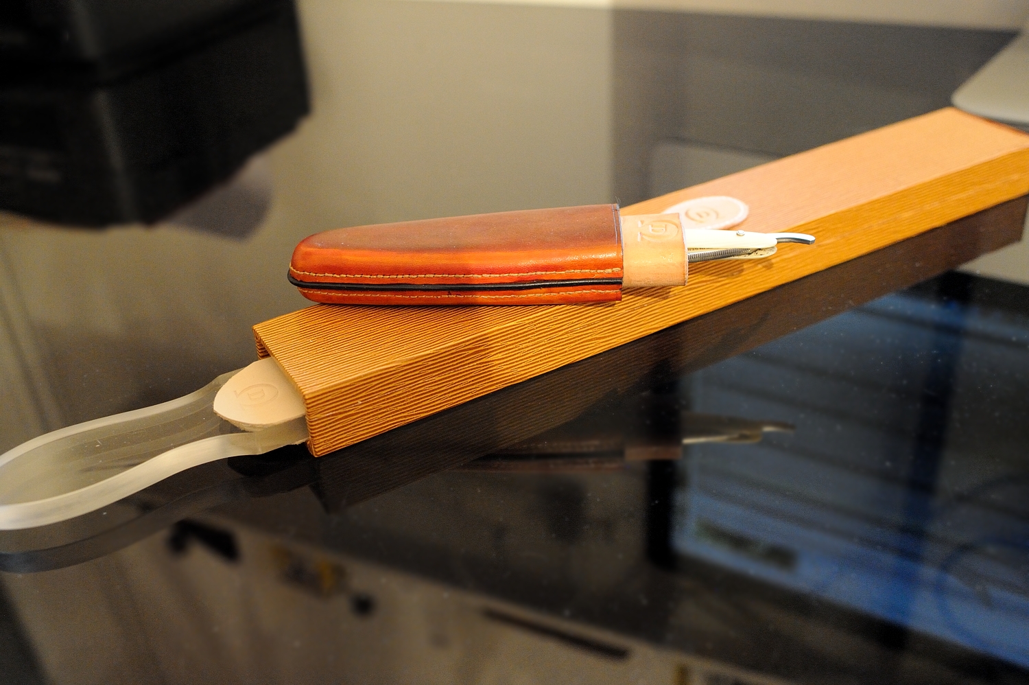 Tradisign : calf leather straight razor paddle strop