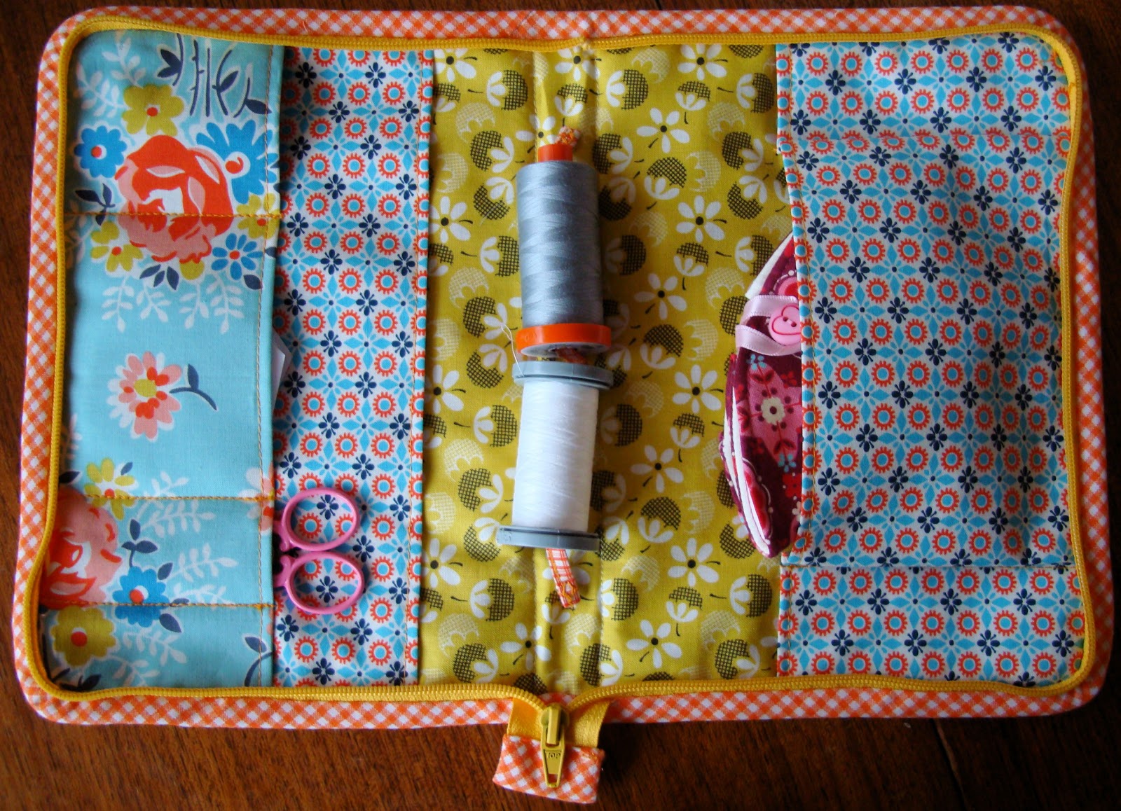 revamping my sewing case / CHARM ABOUT YOU