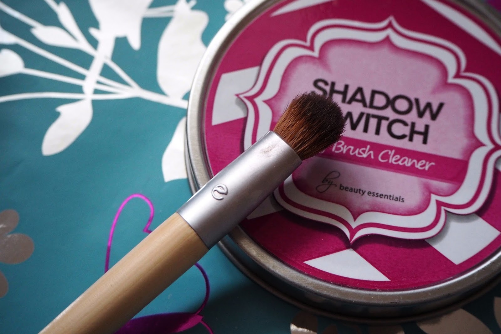 Shadow Switch | Dry Brush Cleaner – UpYourVlog