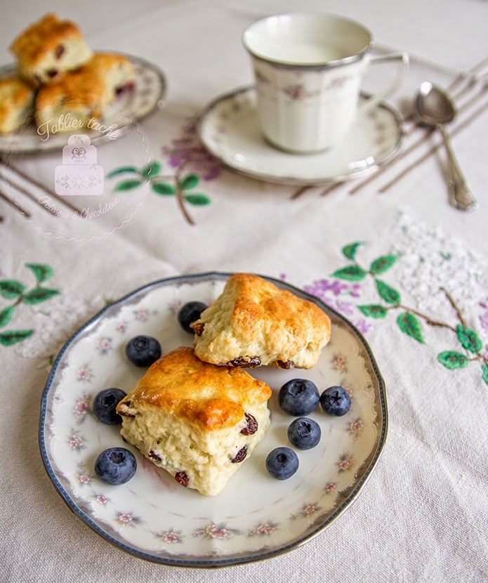 Tablier taché: Blueberry and Raisins Scones
