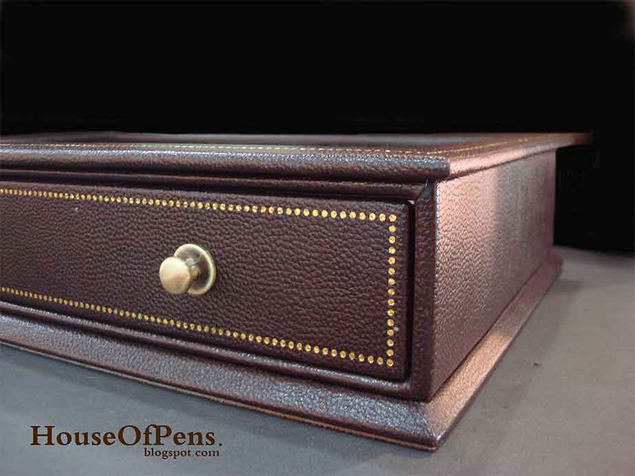 House of Pens: Wolf Design Pen Display Case