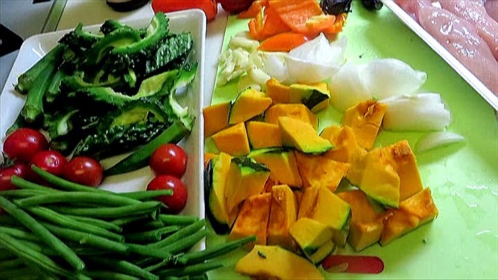 LUWEEH KITCHEN : PINAKBET with fried Breast Chicken partner