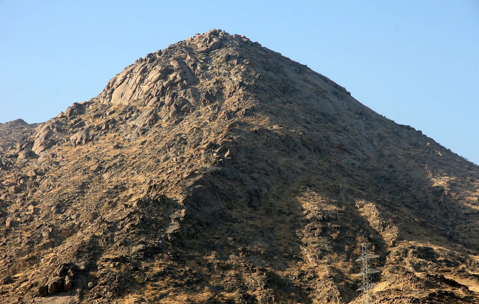 sekali pensil diraut, di sini tintaku tumpah, di sini aksara bermadah ...