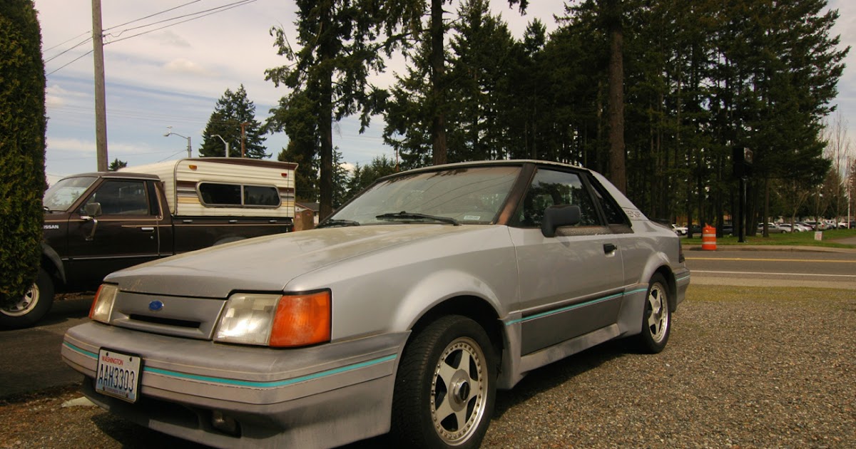OLD PARKED CARS.: 1987 Ford EXP Sport Coupe.