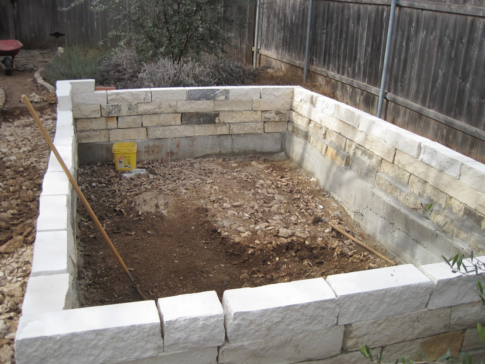 House Remodelling: Limestone blocks for the raised garden