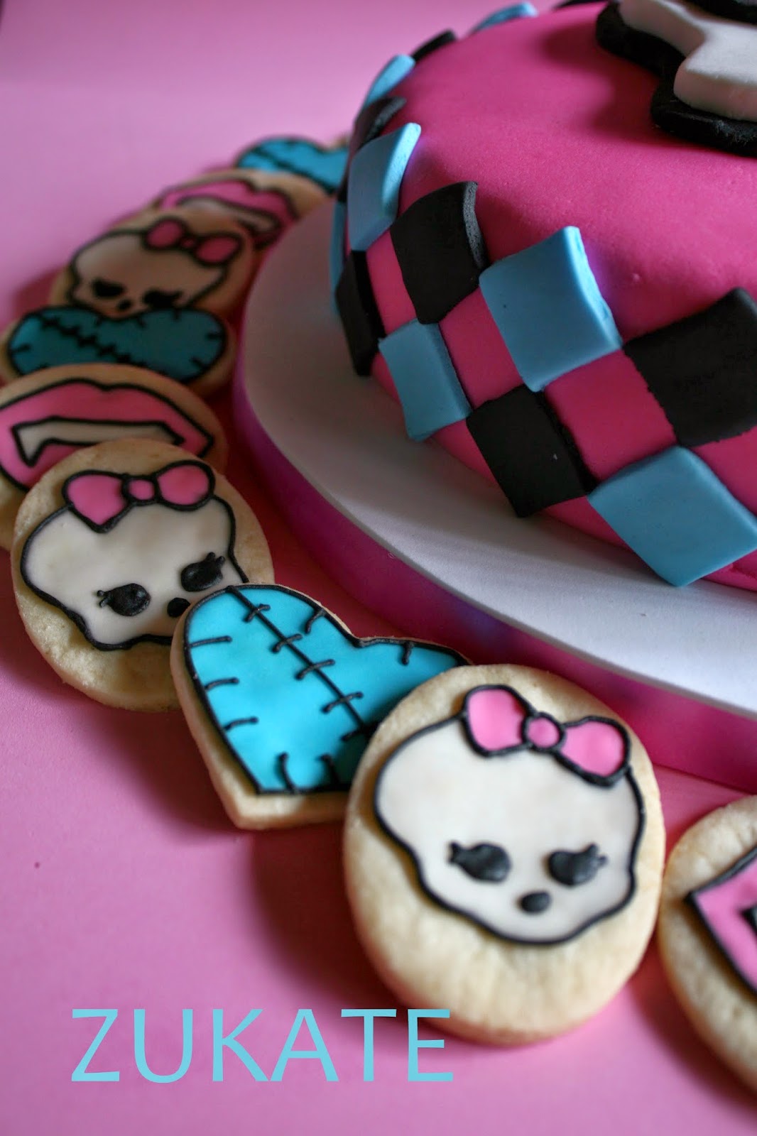 TORTA Y CUPCAKES DE MONSTER HIGH DOLLS PARA FABY | ZUKATE