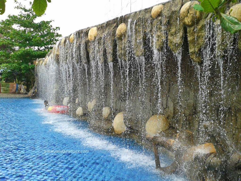 Sensasi Super Loop di Wonders Water World CBD Polonia - Medan Wisata ...