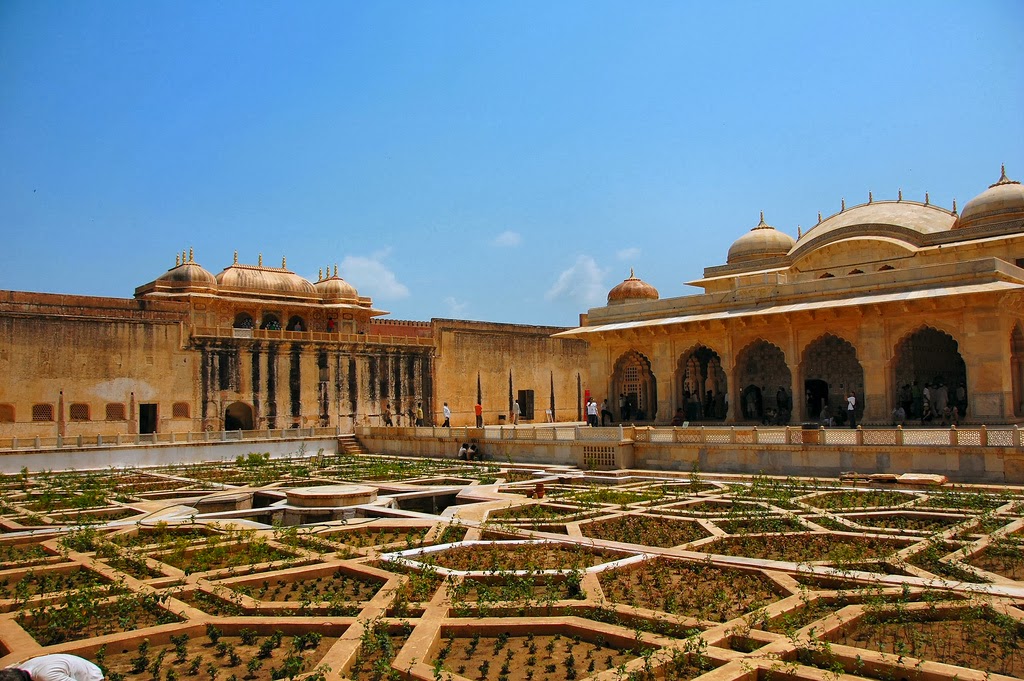 The spectacular Amber Fort, Jaipur, India by Zubi Travel