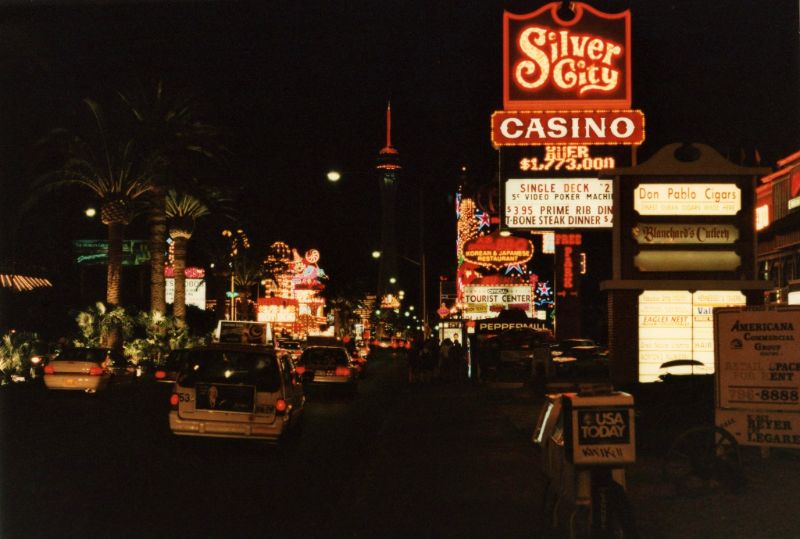 50 Fascinating Photos of Las Vegas in the Beginning of the Megaresort ...