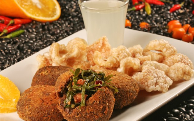 COMIDAS FACEIS DOS FAMOSOS: Bolinho de feijoada da Chef Kátia Barbosa