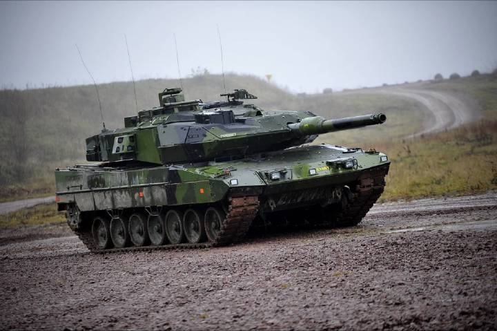 SNAFU!: Swedish Army STRV-122 tank training