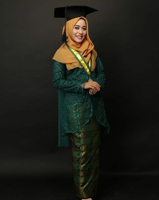 √ 42 Model Baju Wisuda yang Modern Kekinian Paling Elegan Terbaru ...