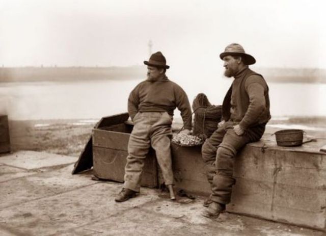 30 Vintage Photographs of Fisher People Around the Small North ...