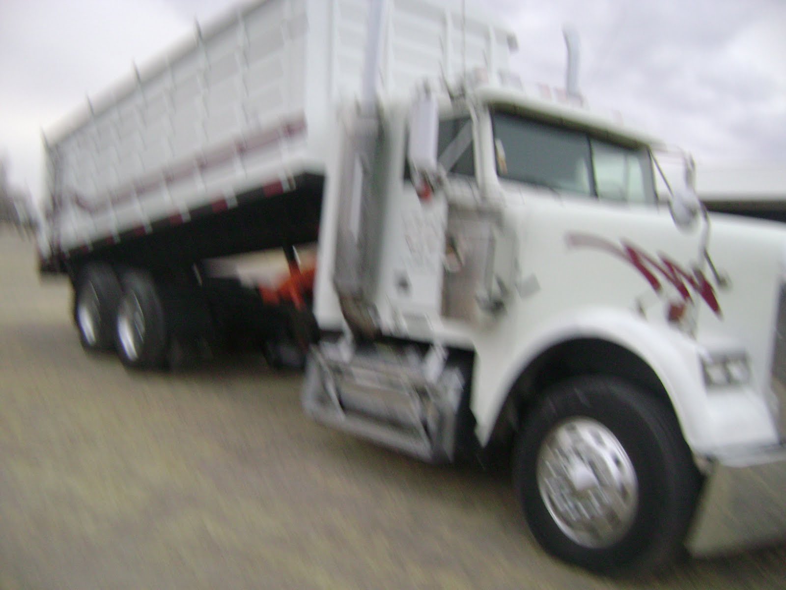 MAQUINARIA AGRICOLA INDUSTRIAL: Camion Dompe Granelero BUEN PRECIO