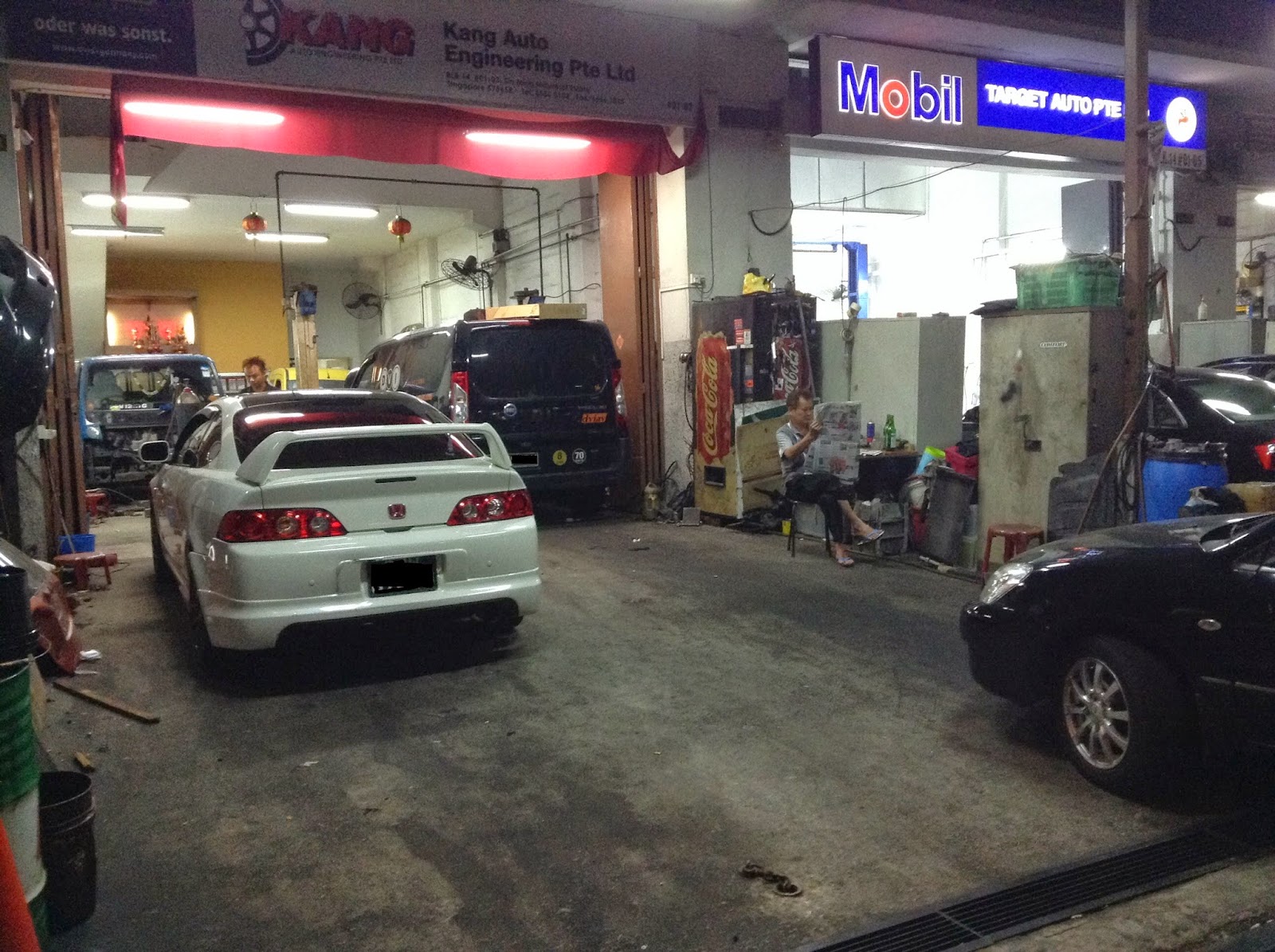 Blog Mind Storage: The European car mechanic in Singapore. Ah John!