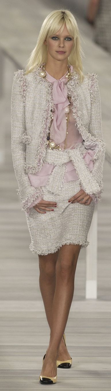 The legendary Coco´s tweed jacket - Magnifique Brunette