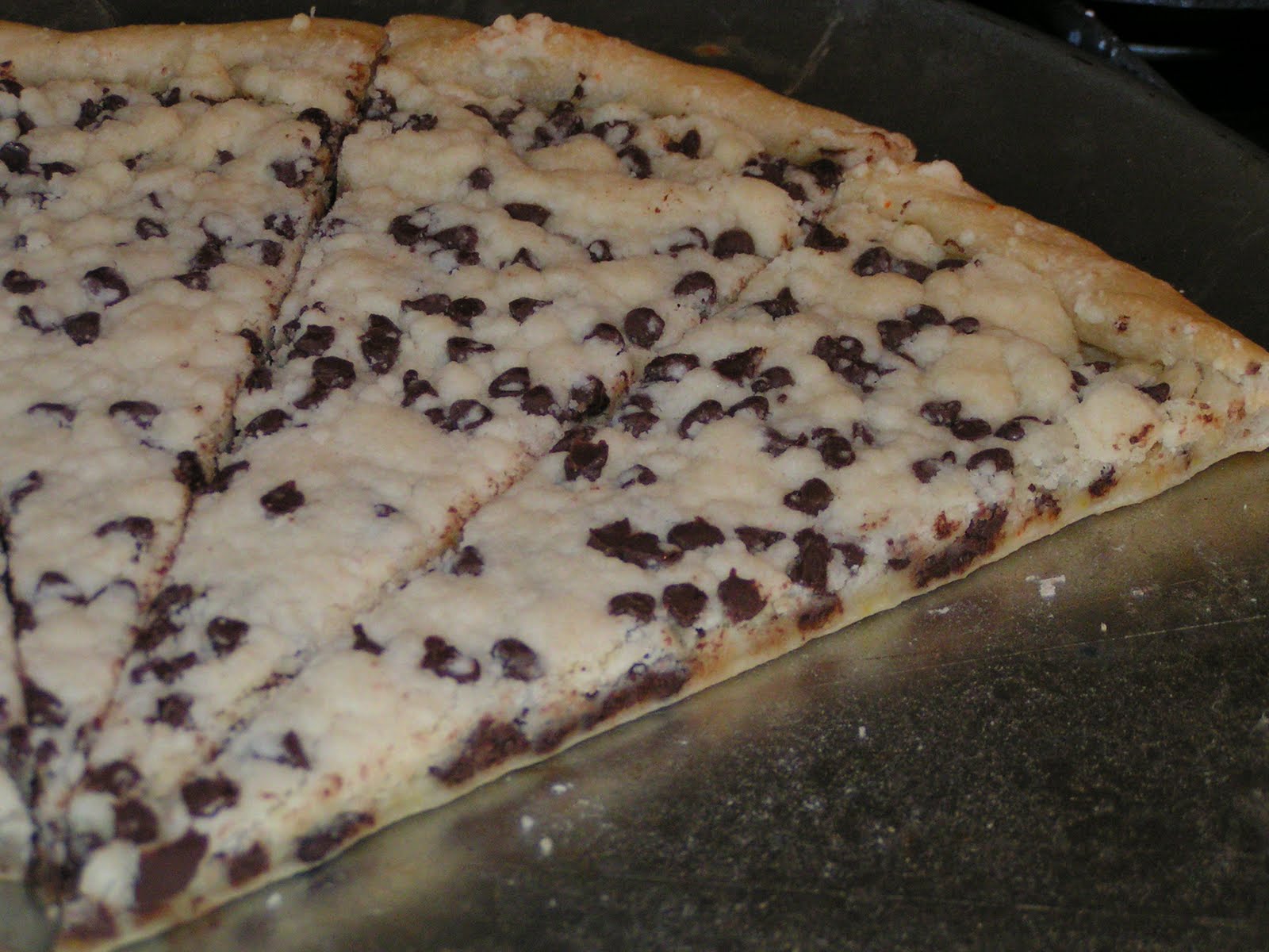 Nothin but Recipes: Chocolate Chip Dessert Pizza