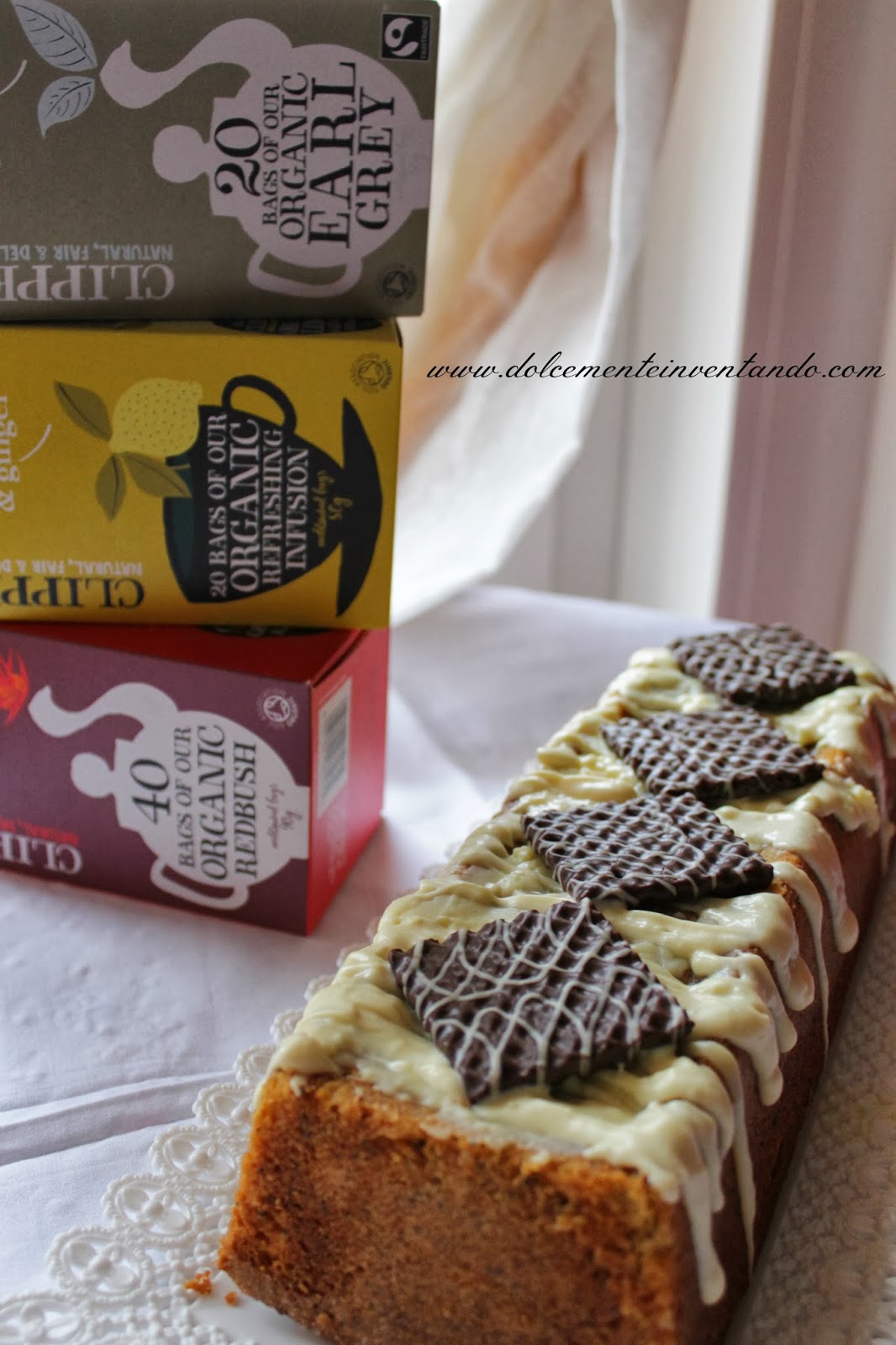 Cake goloso con confettura di mirtilli rossi e semi di papavero e ...