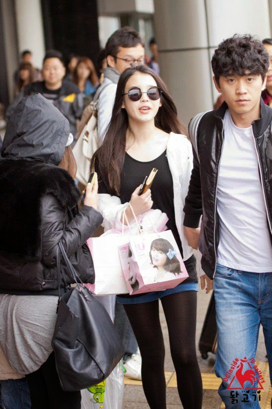 IU's handsome manager and the look she gives her bodyguard