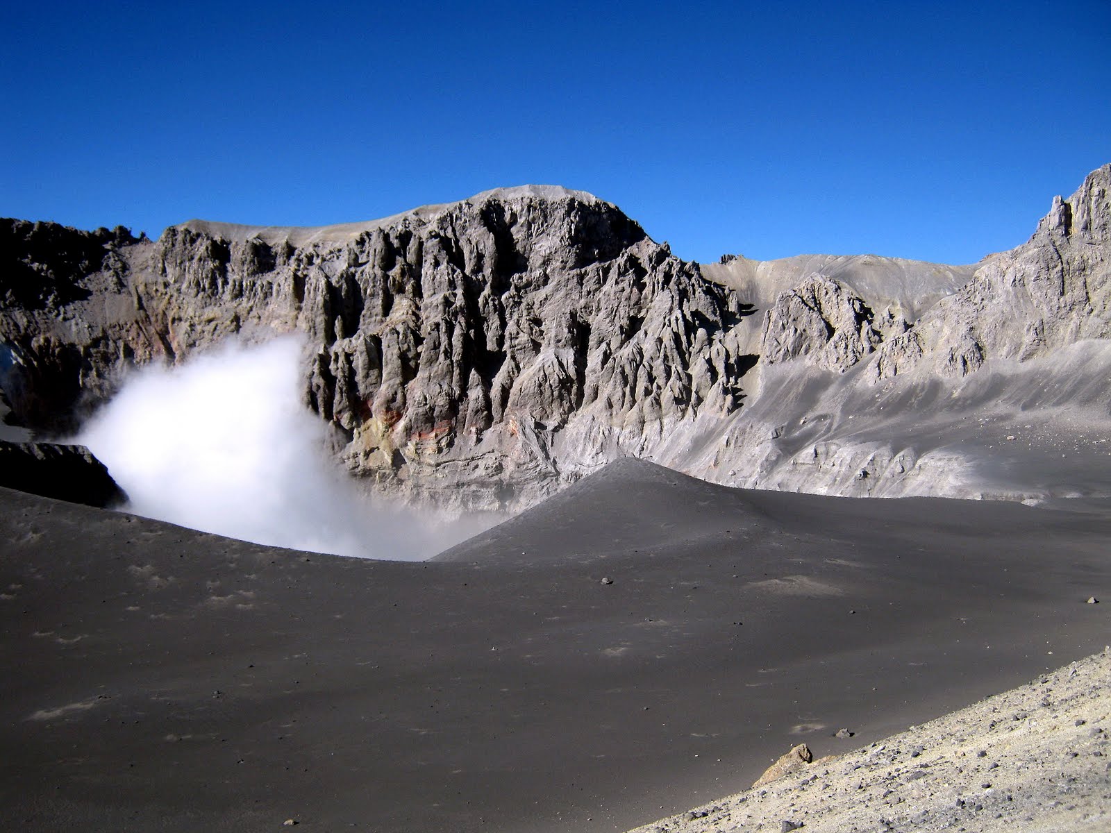 Colca Canyon Magazine: Ubinas volcano: the home of the creatures of fire
