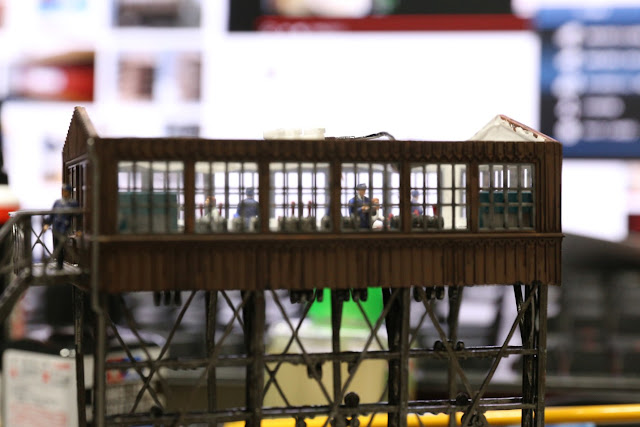 外から内部を見てみた感じ。フィギュアのおかげで動的な世界になった。