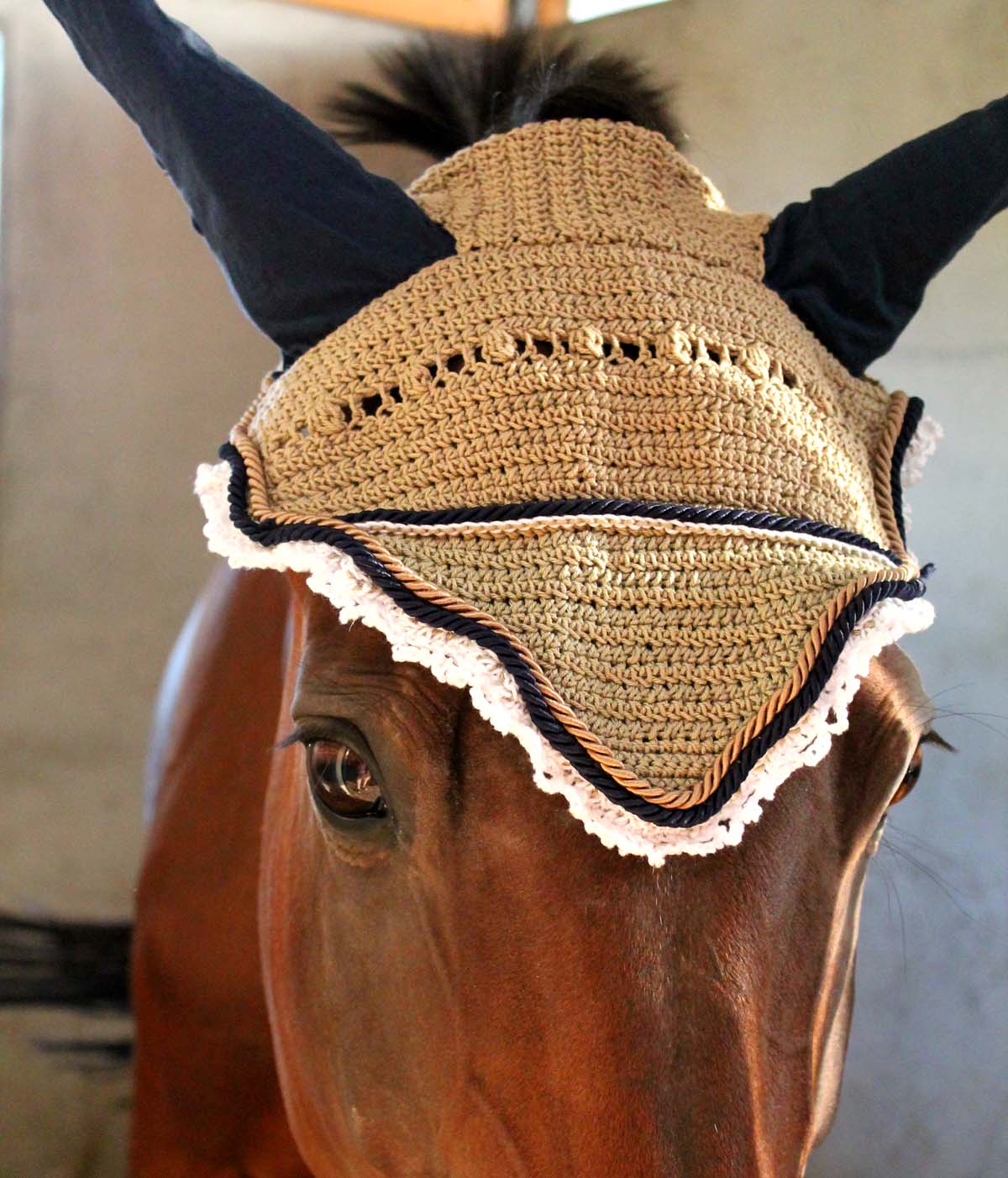 Fiamma Chic - Equitazione: Cuffietta all'uncinetto beige e blu!
