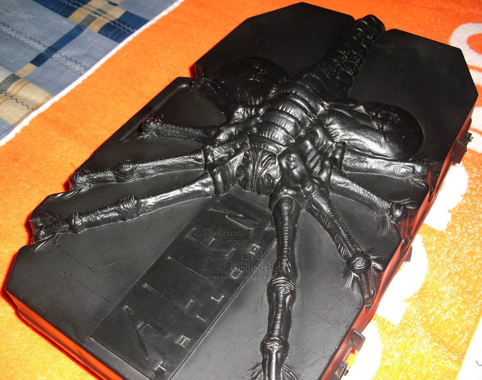 Oinotna7's dvd collection: Alien Trilogy - Limited Facehugger Case - VHS UK